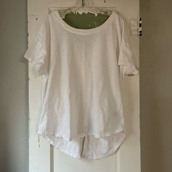 Pilcro | Tops | Anthropologie Pilcro White Tee With V Back And Scrunch ...